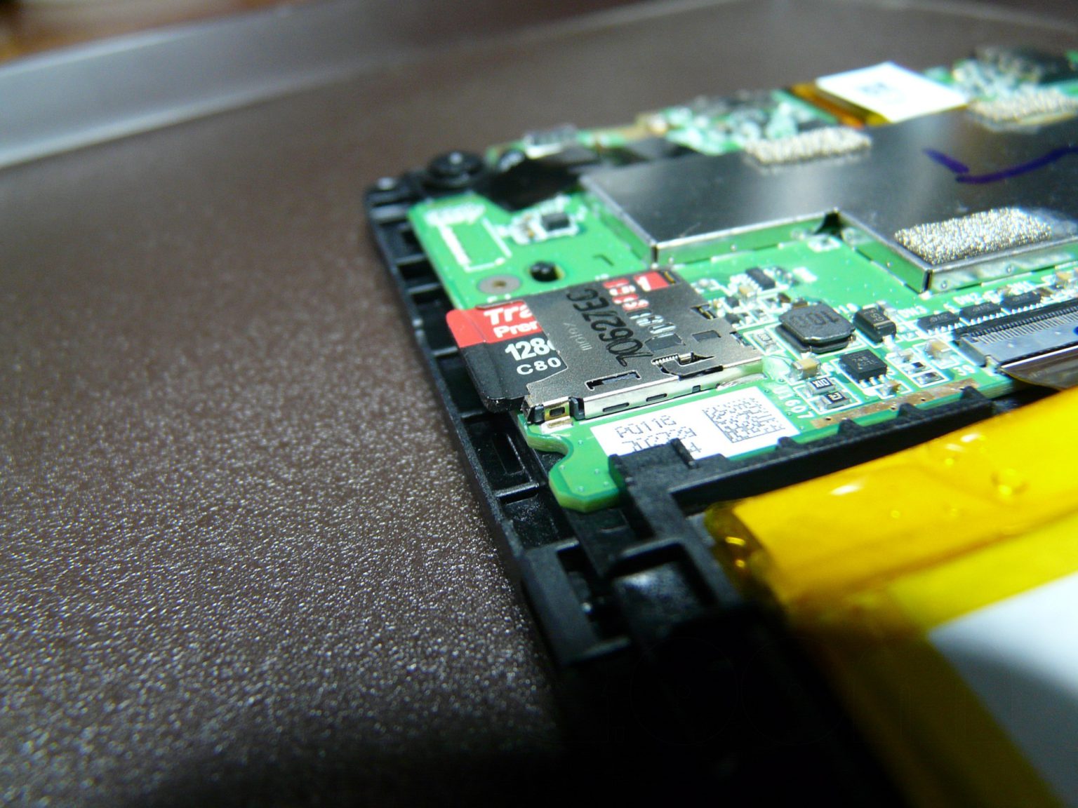 Amazon Fire HD 8（第 7 世代）の分解（カバー外しまで） | サクエのテック備忘録