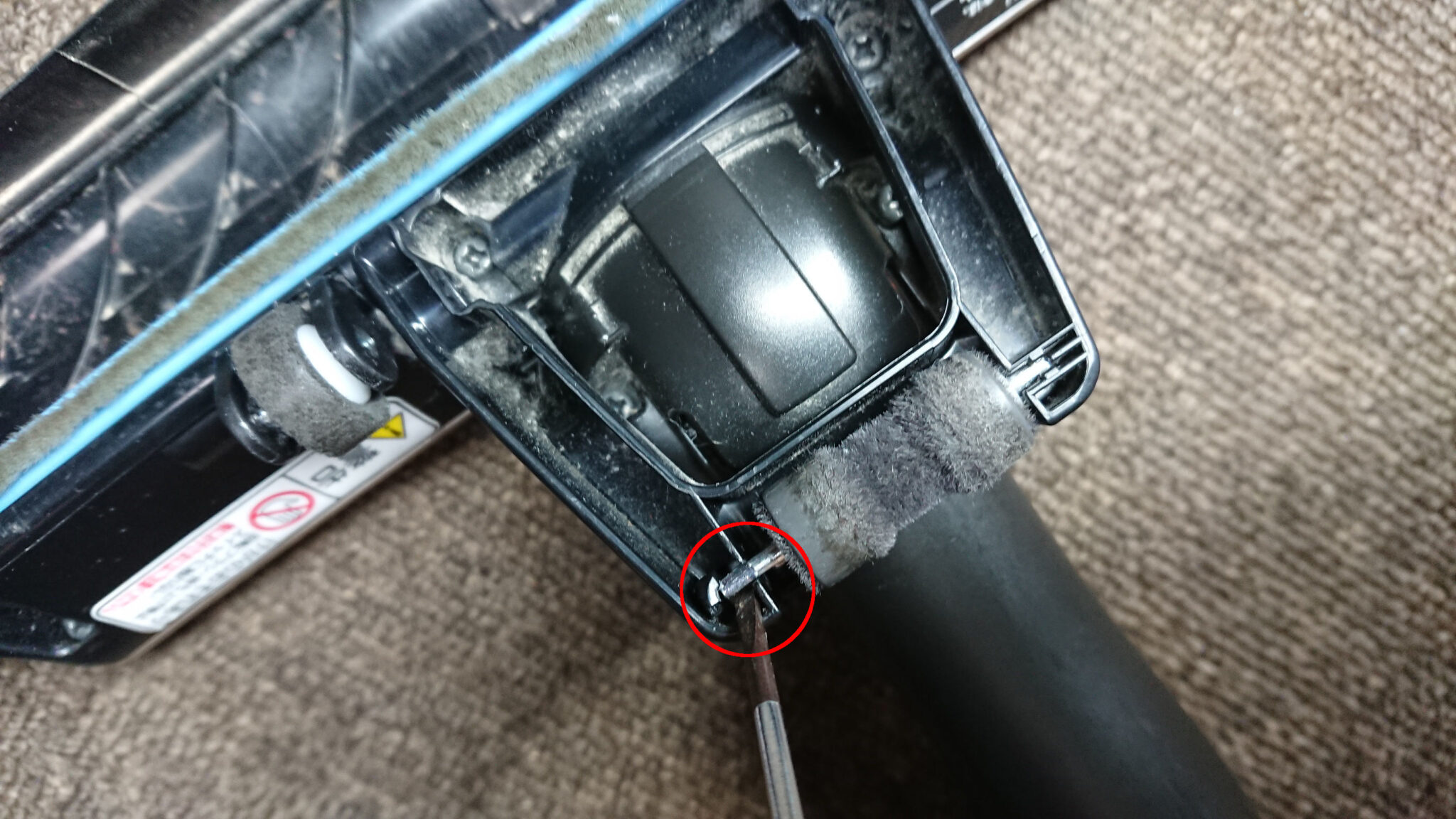 日立のコードレス掃除機「ラクかるスティック PV-BL2H」のヘッドの分解清掃（ヘッド品番：D-DP22） | サクエのテック備忘録