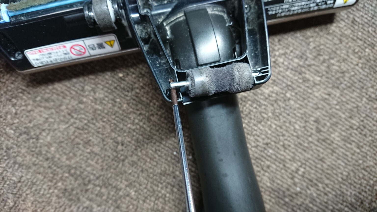 日立のコードレス掃除機「ラクかるスティック PV-BL2H」のヘッドの分解清掃（ヘッド品番：D-DP22） | サクエのテック備忘録